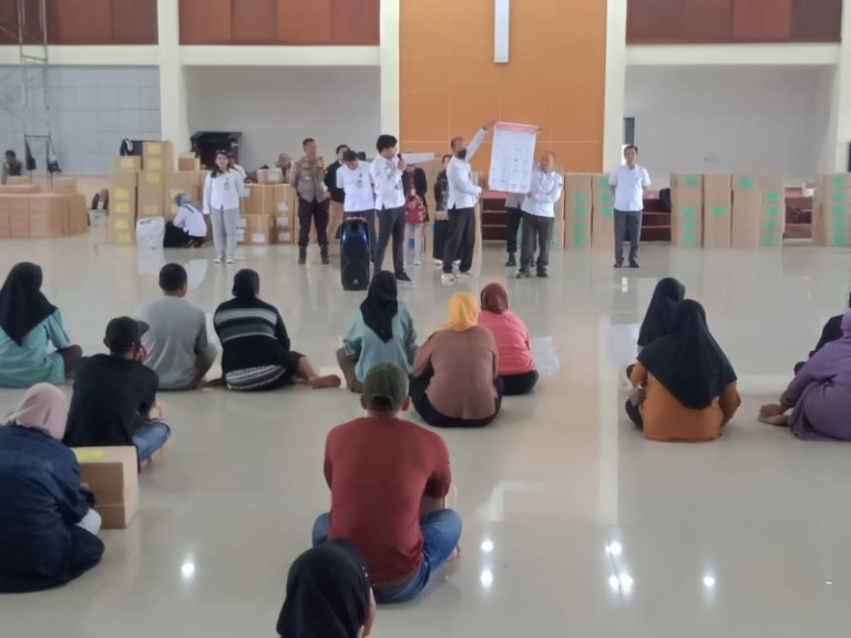 KPU Pulpis Lakukan Sortir dan Lipat Kertas Surat Suara - Kaltengoke.com